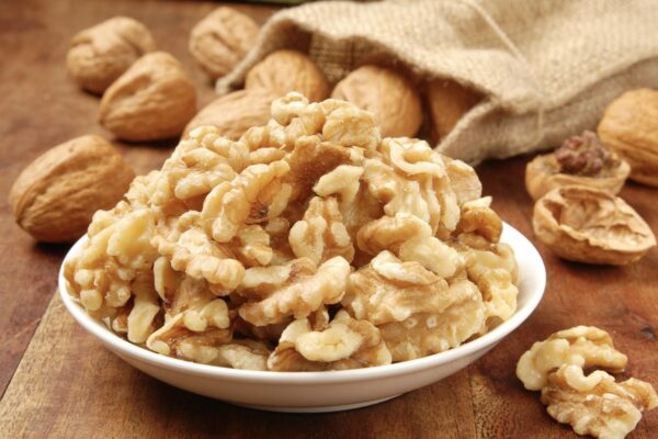 7 Smart Reasons to Eat More Walnuts, According to a Celebrity ...